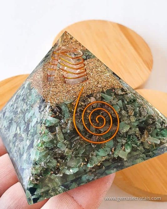 Pirâmide Orgonite de Esmeralda | Prana