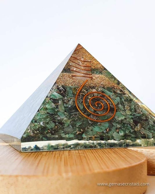 Pirâmide Orgonite de Esmeralda | Prana